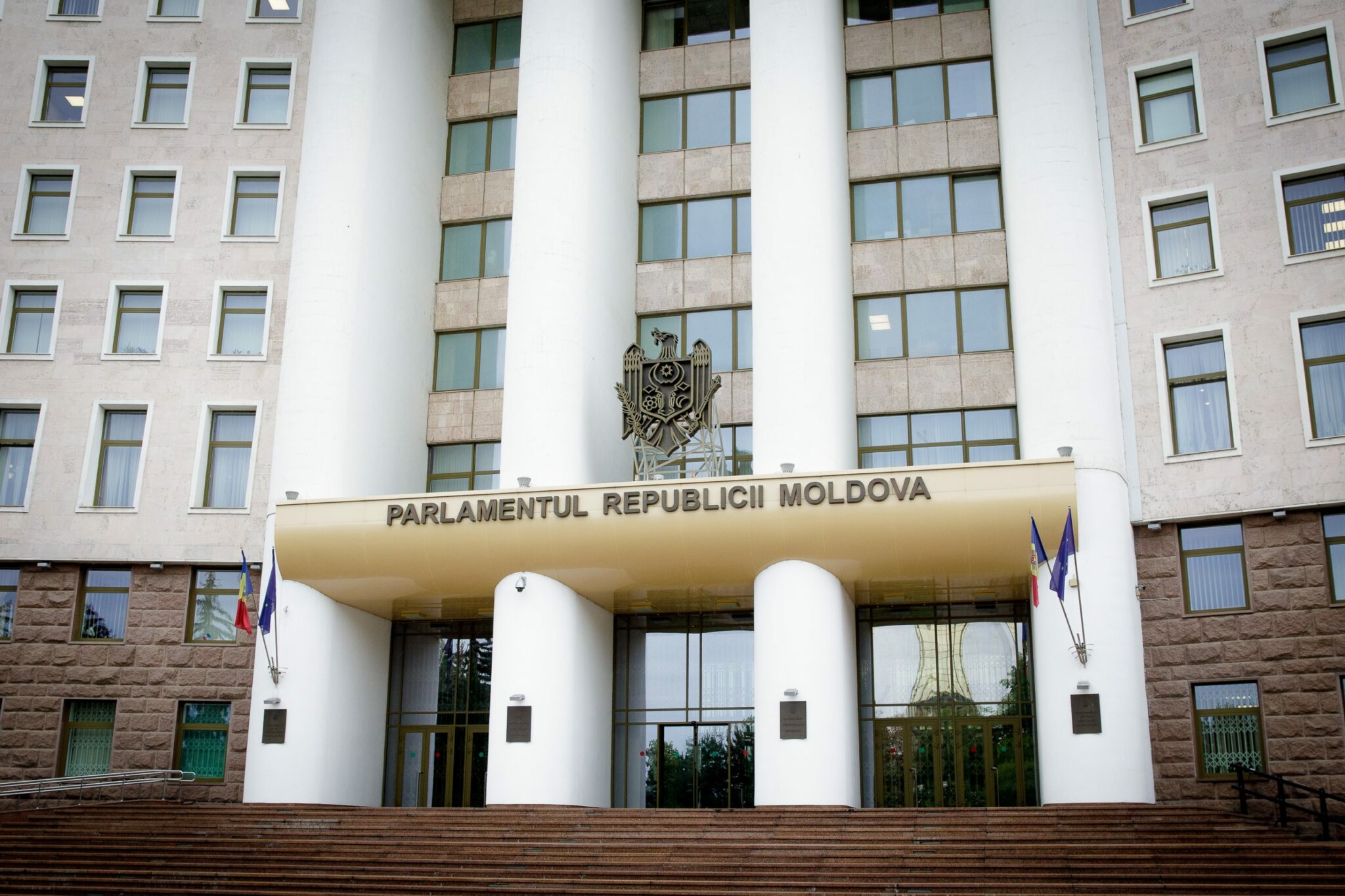 Парламент должен собраться на внеочередное заседание. Причины ...
