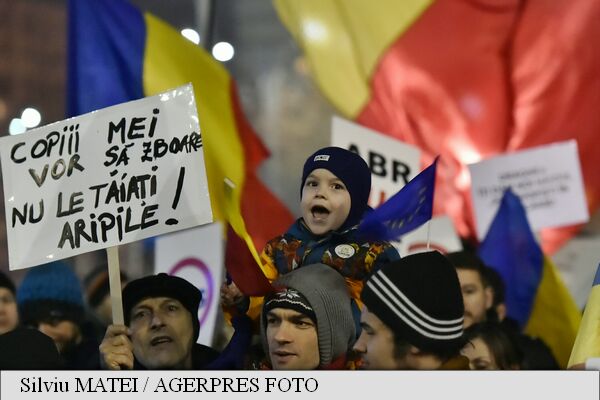 România: ce mesaje s-au afișat în a patra seară de proteste – Ziarul de ...