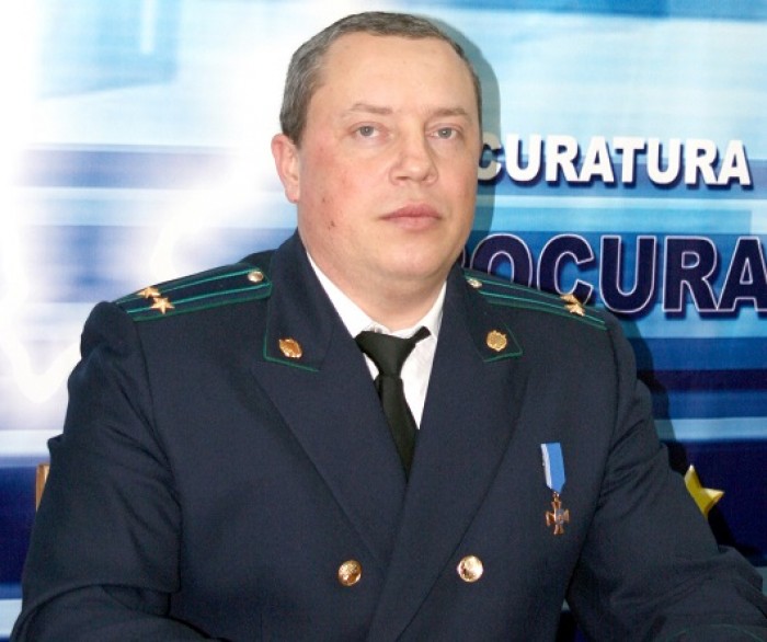 Şef de Direcţie la Procuratură cu imobil de lux nedeclarat şi ajutor ...