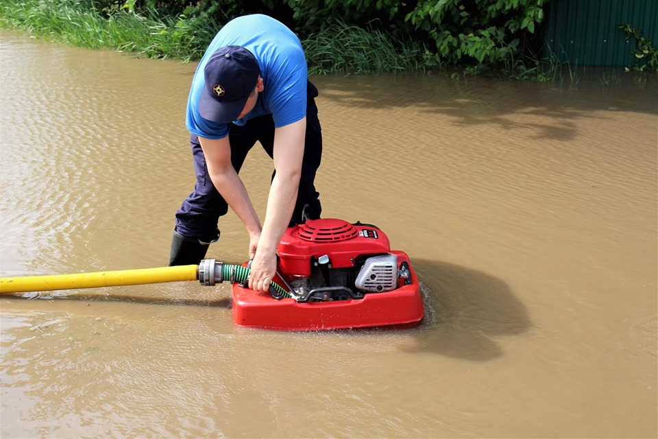 FOTO, VIDEO/ Mai multe gospodării au fost inundate în urma ...