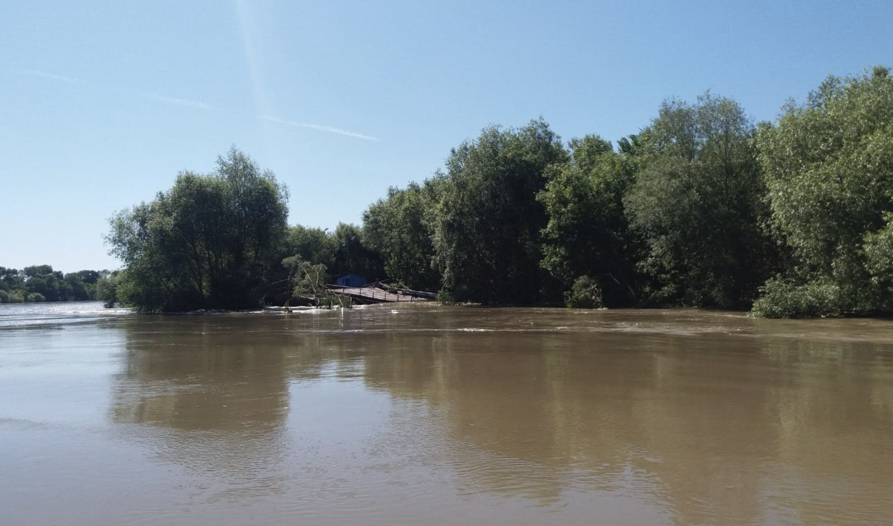 Un debarcader de 40 de tone a fost găsit de salvatori și polițiștii de ...