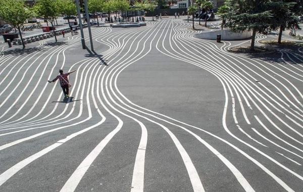 Ce a redat de fapt autorul prin benzile albe trasate pe aleea de la ...