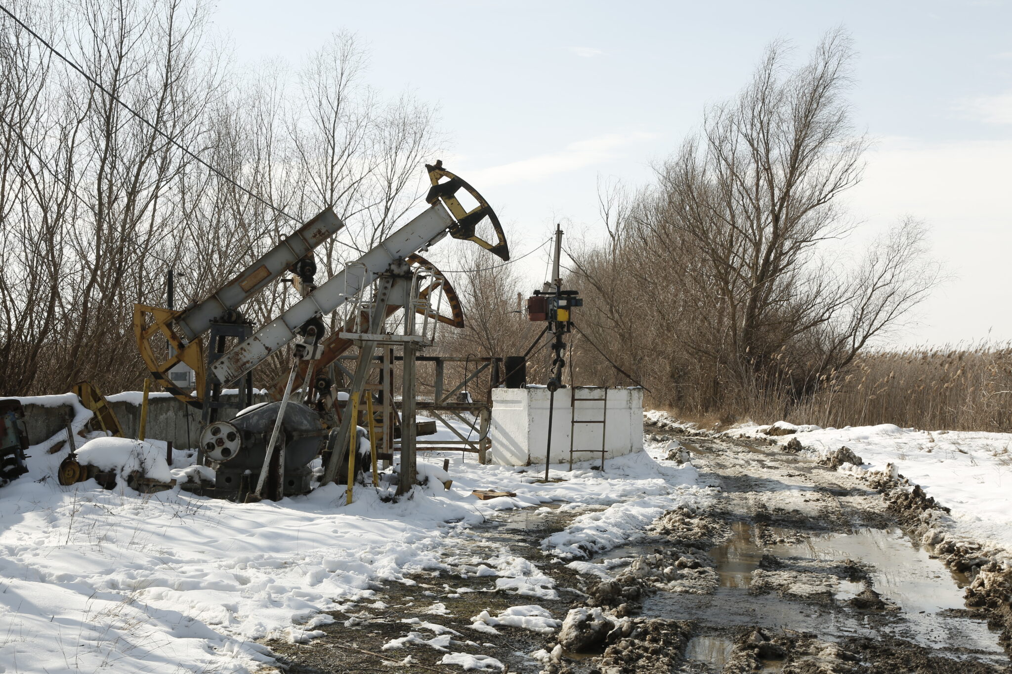 Stăpânii petrolului extras în R. Moldova. Intermediari din lumea K1 au ...