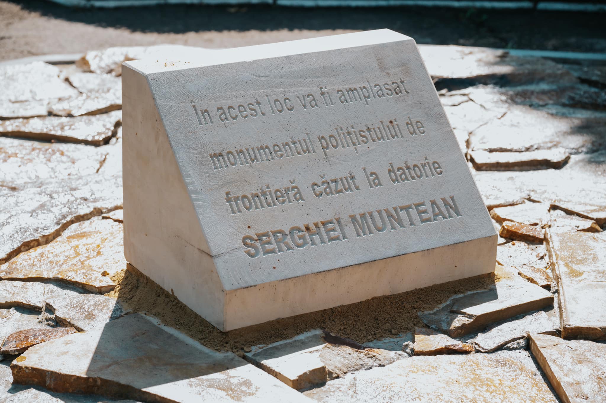 Un monument în memoria lui Serghei Muntean, ucis la datorie, ridicat la Aeroportul Chișinău ...