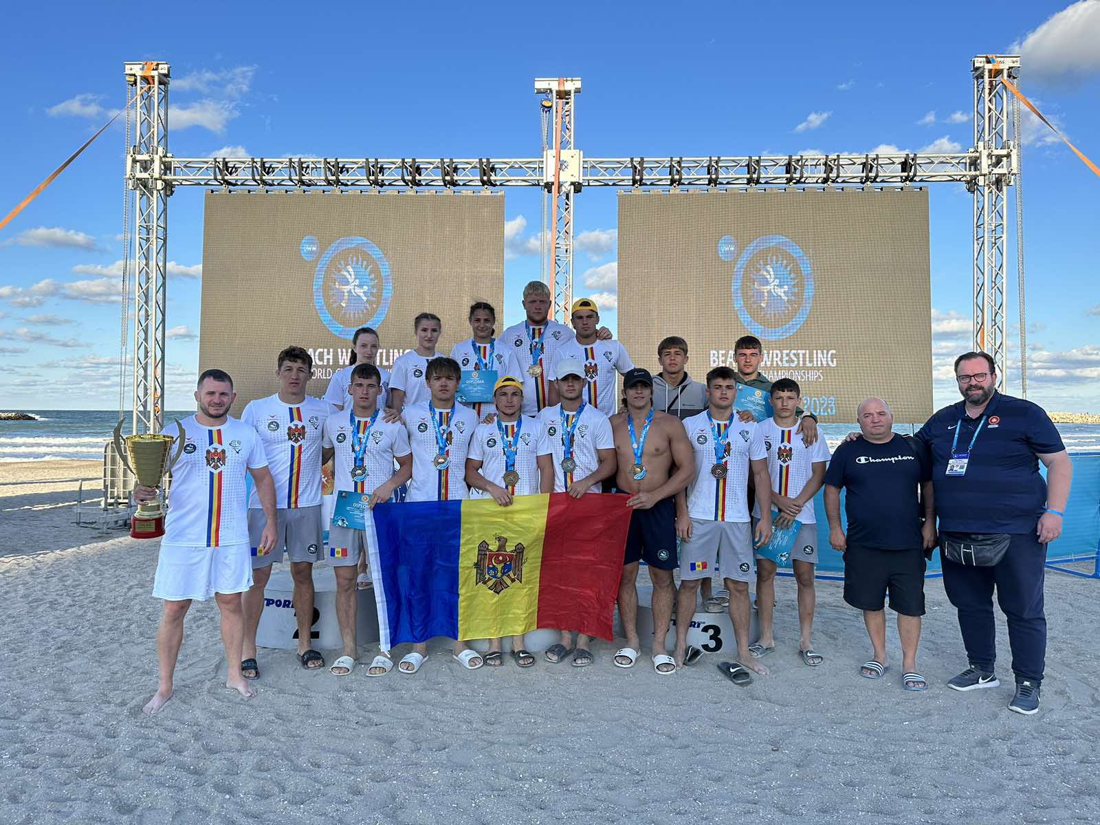 Unsprezece medalii, cucerite de luptătorii moldoveni la Campionatele Mondiale de lupte pe plajă ...