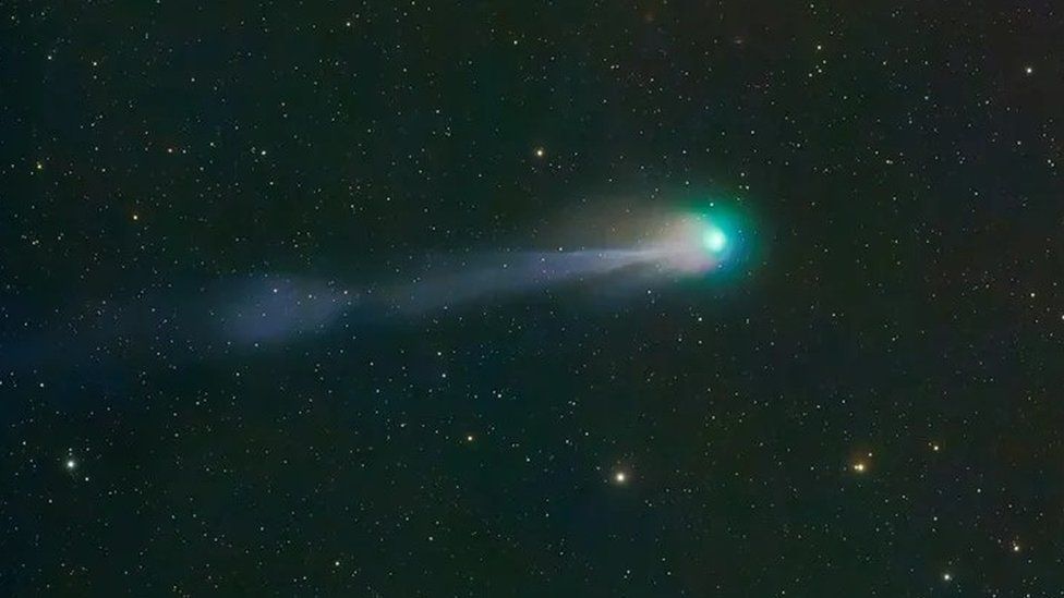 O cometă mai mare de aproape patru ori decât Muntele Everest va trece ...