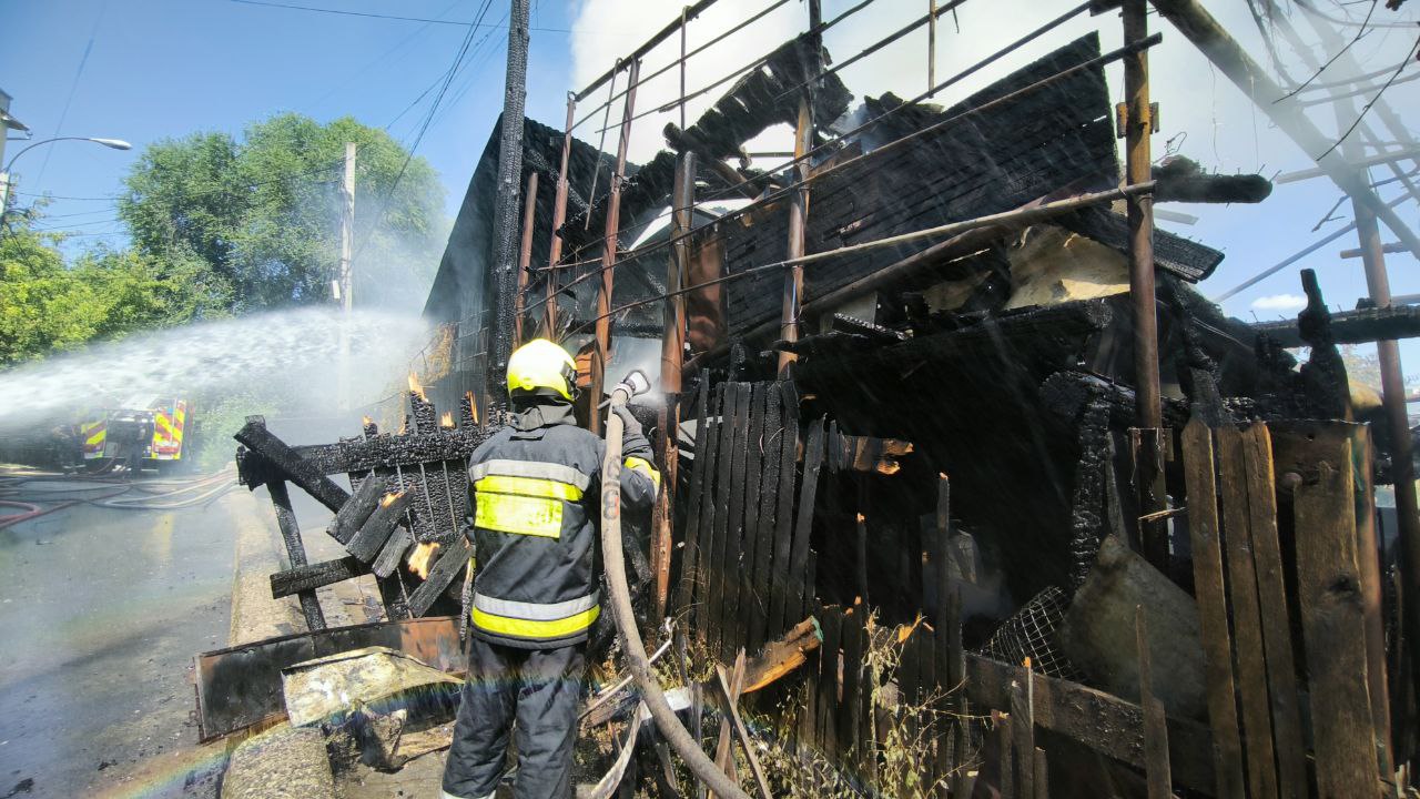Incendiu puternic în capitală. Cinci echipe de salvatori și pompieri se ...