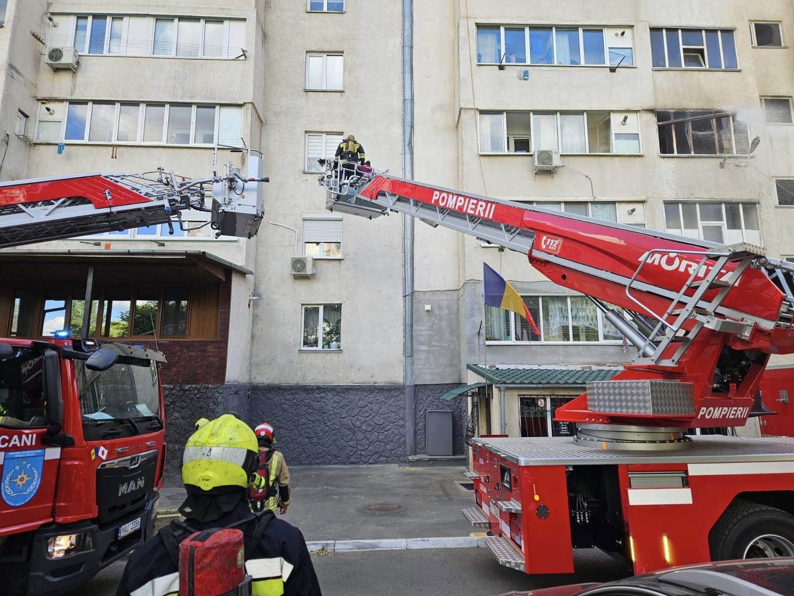 Incendiu într-un bloc din Chișinău: o persoană a fost găsită carbonizată. Opt echipaje de ...