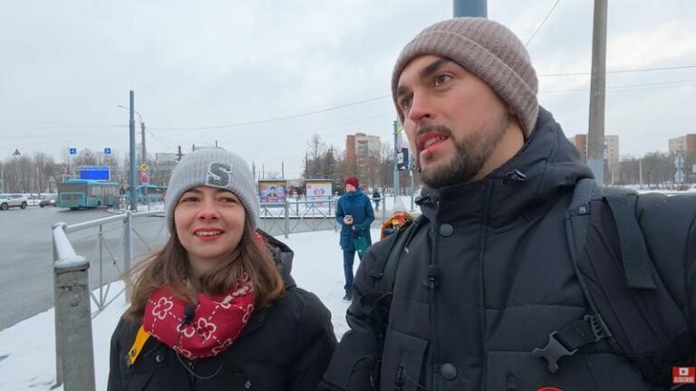 Au lăudat Rusia, apoi au fost interziși pentru 50 de ani. Doi vloggeri ...